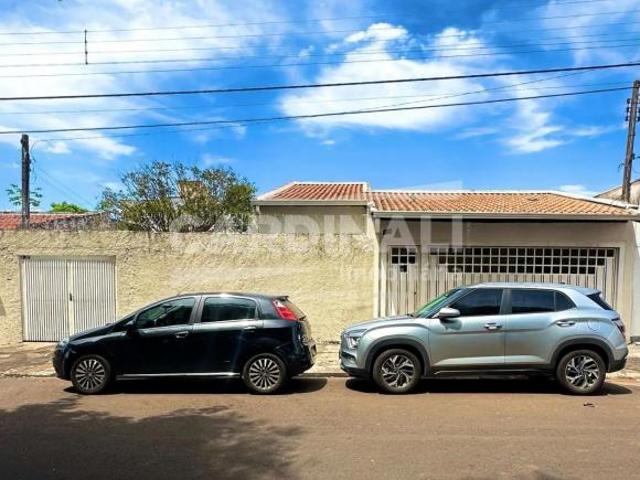 Imóvel muito bem localizado, de frente com uma linda praça, bem próximo a Avenida Miguel Petroni