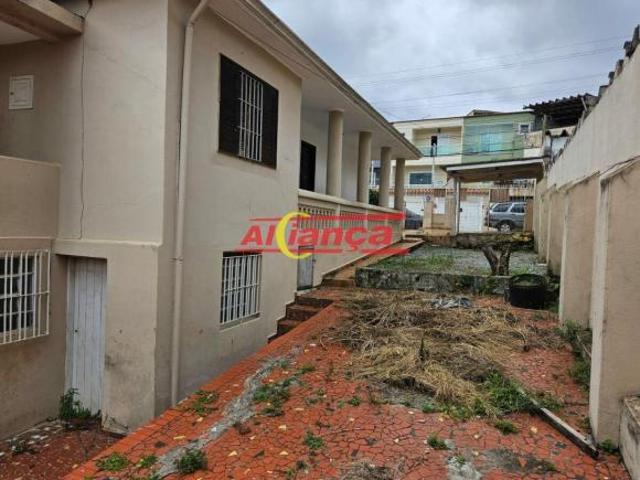 IMÓVEL NA VILA MARIA ALTA, TRES CASAS INDEPENDENTES COM AMPLO QUINTAL