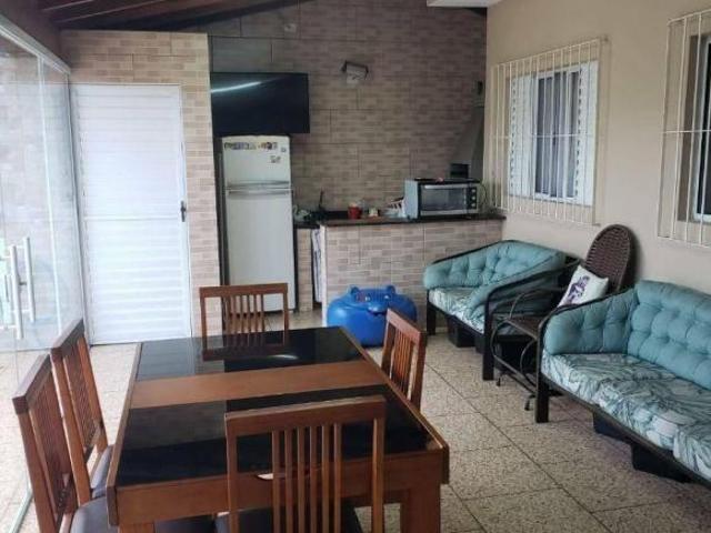Imóvel para fins residenciais e comercial com 4 casas e um salão, todas as casas estão aludas ótimo