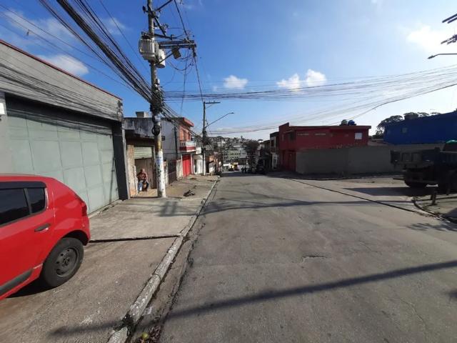 Oportunidade para Investidor: Salão Comercial + 3 Casas de Aluguel