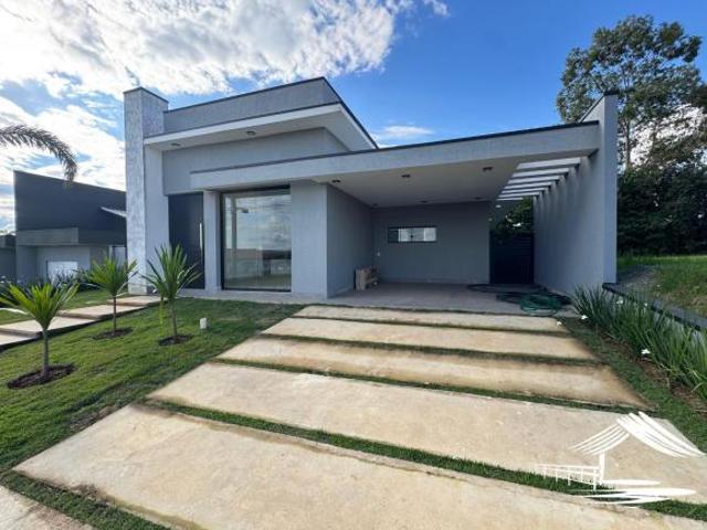 Imóvel recém construído no Ninho Verde 1, boa localização, 3 suítes e piscina em alvenaria