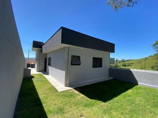 imóvel térreo 2 dormitórios sendo uma suíte, 2 vagas de garagem, quintal / Bom Jesus dos Perdões