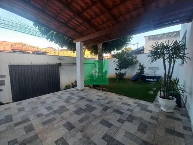 Impecável casa à venda em Betim MG, bairro Niterói: 2 quartos, 1 sala, 2 banheiros, 2 vagas de garag