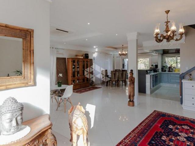 Impecável casa no Terraville com 3 dormitórios e patio com piscina