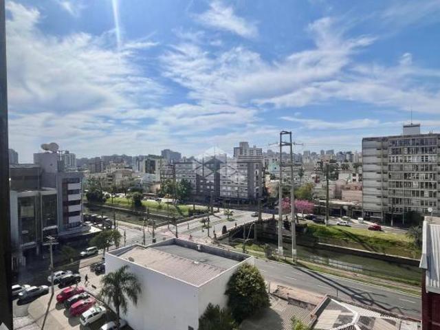 Impecável apartamento duas suítes no Menino Deus