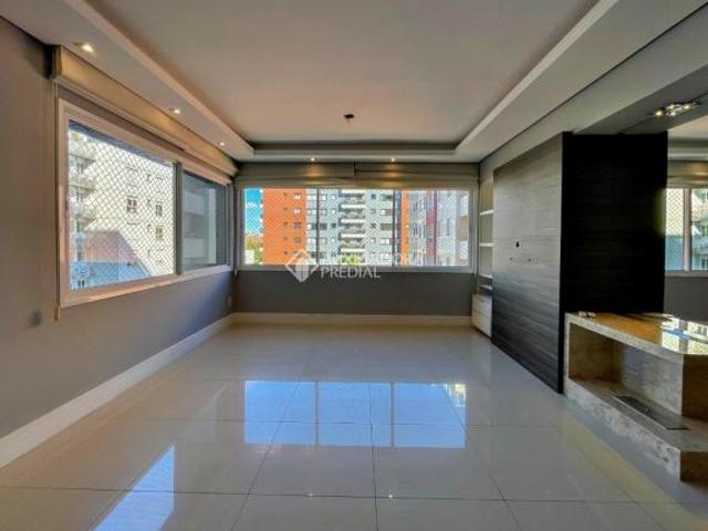 Impecável apartamento semimobiliado, bem construído