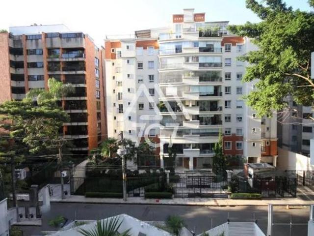 IMPECAVEL, TOTALMENTE REFORMADO EM OTIMA PLANTA DE 258 MTS²