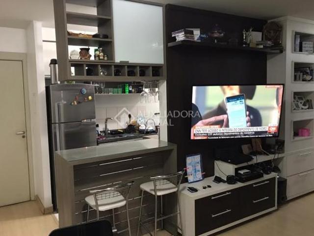IMPECÁVEL TÉRREO C/ PÁTIO E 2 VAGAS DE GARAGEM!