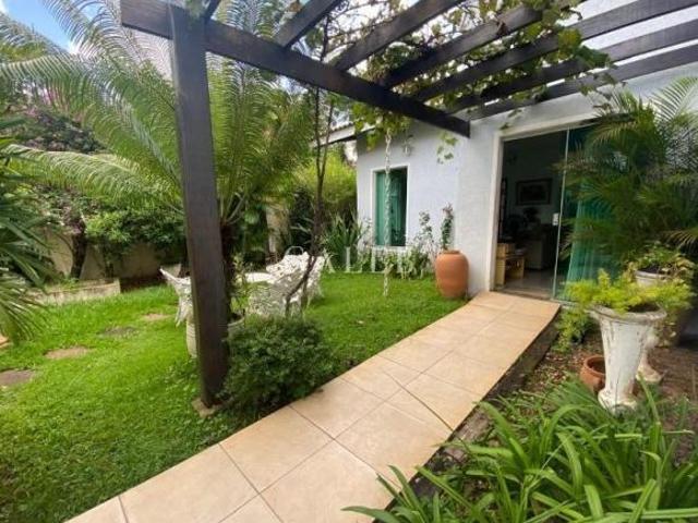 Imperdível! Maravilhosa casa térrea à venda no Jardim Paulista: 03 suítes, 02 salas e um lindo jard