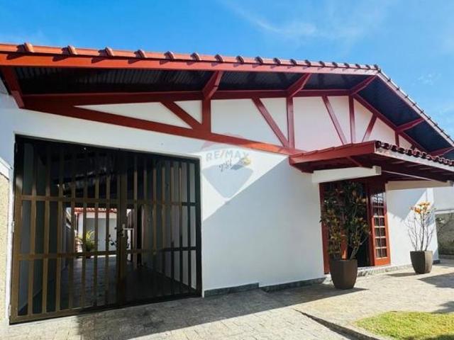 Imperdível no Stella Maris! Casa térrea, a poucos passos da praia, com 3 quartos 2 suítes, pé di