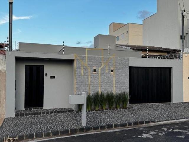 Imperdível oportunidade: Casa à venda em Uberlândia MG, Granada! 3 quartos, 1 suíte, 1 sala, 1 banhe