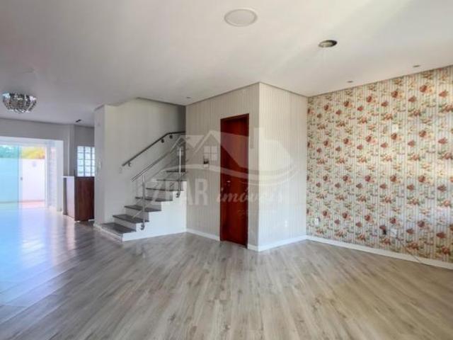 Imperdível oportunidade: Casa de 3 quartos, 1 suíte, 2 salas, 3 banheiros, 2 vagas na Hípica, Porto