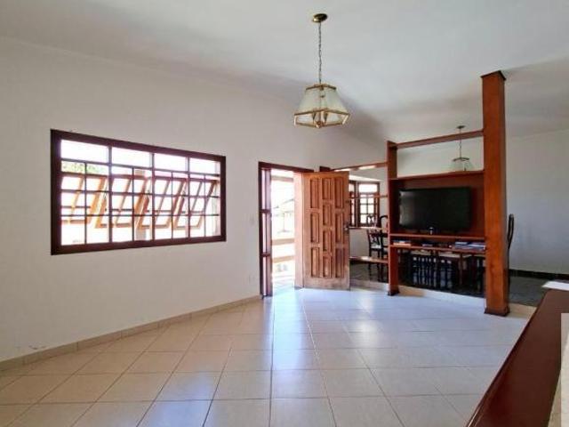 Imperdível oportunidade de adquirir uma casa com 4 quartos, 2 suítes e 5 vagas em Poços de Caldas MG