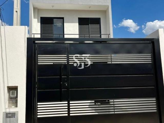 Imperdível oportunidade de adquirir casa de 3 quartos, 1 suíte, 2 salas, 4 banheiros e 137m² no Parq