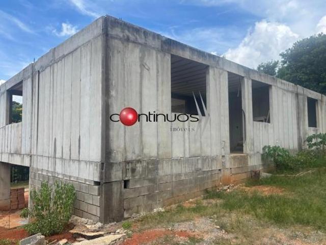Imperdível oportunidade de adquirir casa de 3 quartos com suíte, 2 salas e 6 vagas de garagem em Lag