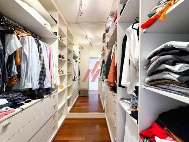 Imperdível oportunidade de adquirir casa em condomínio no Tamboré com 4 quartos, 4 suítes e 290m² de