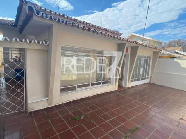 Imperdível oportunidade de compra: Casa de 3 quartos com suíte e 4 vagas de garagem no Jardim Chapad