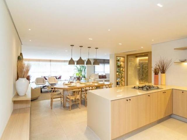 Agradável apartamento para venda em Jardim Vitória Régia com 4 quartos, sendo 4 suítes, 222m²