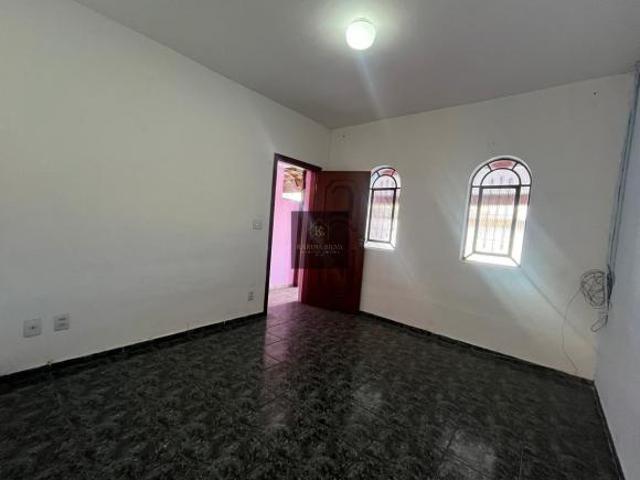 Imperdível casa à venda em Taubaté SP, no Jardim Maria Augusta: 2 quartos, 1 suíte, 2 salas, 3 banhe