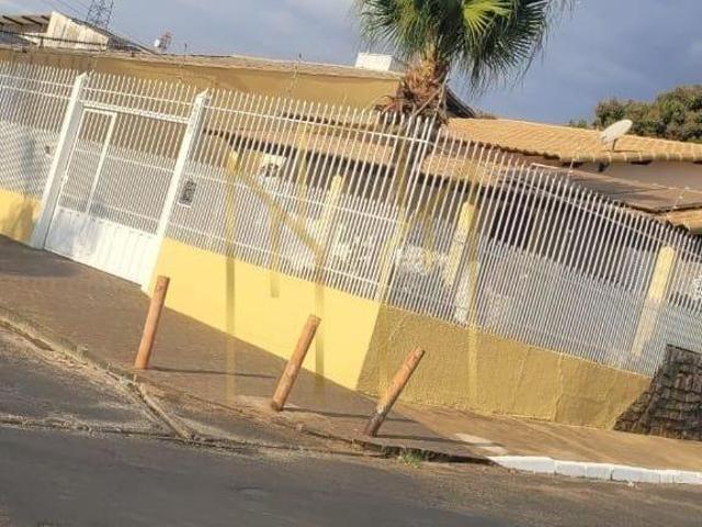Imperdível! Casa à venda em Uberlândia MG, bairro Umuarama, 3 quartos, 1 suíte, 1 sala, 1 banheiro