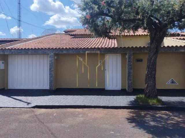 Imperdível! Casa à venda em Uberlândia MG, Cidade Jardim. 4 quartos, 1 suíte, 1 sala, 2 banheiros, 3