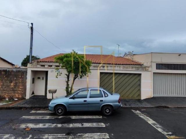Imperdível! Casa à venda em Uberlândia MG, Jardim Patrícia: 4 quartos, 1 suíte, 1 sala, 3 banheiros