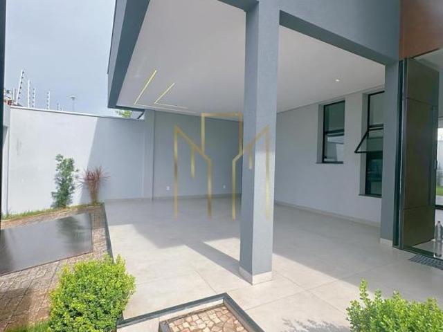 Imperdível! Casa à venda em Uberlândia MG, Umuarama: 3 quartos, 1 suíte, 1 sala, 2 banheiros, 3 vaga