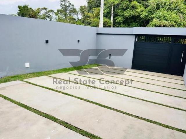 Imperdível casa à venda em Caraguatatuba SP, 3 quartos, 1 suíte, 1 sala, 4 vagas de garagem!