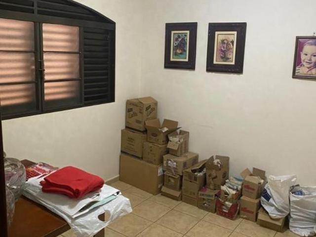 Imperdível: Casa à venda em Catanduva SP, Vila Celso Mauad, 3 quartos, 1 suíte, 3 salas, 5 vagas, 29