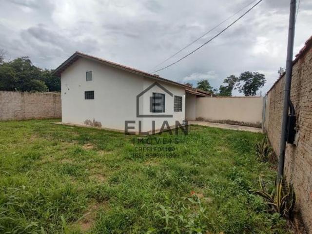 Imperdível! Casa à venda em com 02 quartos, 2 suítes, 1 sala, 2 banheiros, 4 vagas de garagem e 76