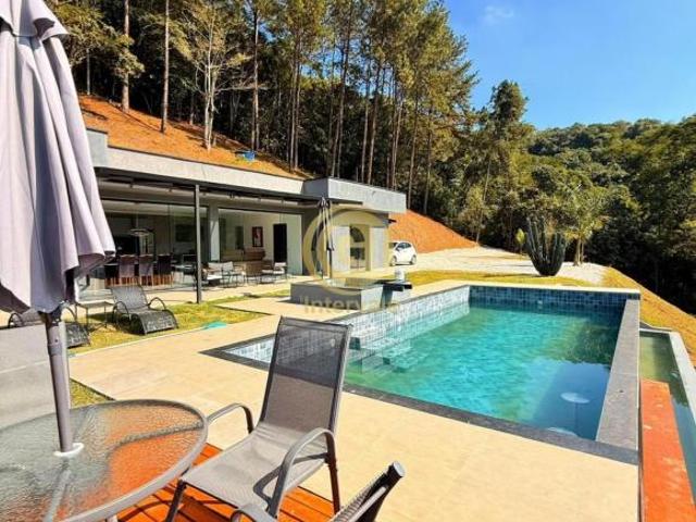 Casa de Alto Padrão em Guararema: 3 Quartos, 2 Suítes, 8 Vagas Apenas 5 Minutos do Centro