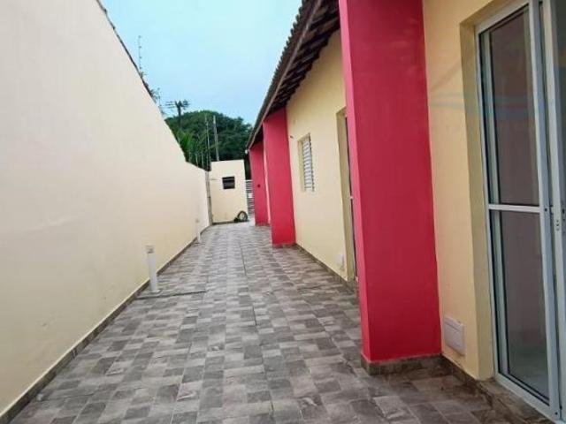 Imperdível! Casa à venda em Itanhaém SP, 2 quartos, 1 sala, 2 vagas de garagem, 48,00m². A 300m da p