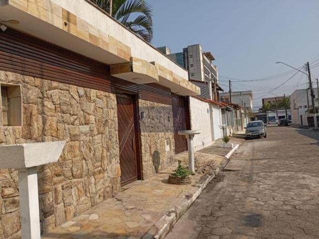 Imperdível casa à venda em Itanhaém SP, Centro: 4 quartos, 2 suítes, sala, banheiro, garagem e 300m²