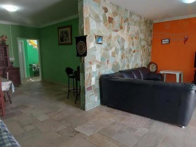 Imperdível casa à venda em Itanhaém SP, com 5 quartos, 1 suíte, 3 banheiros, 6 vagas de garagem e 27