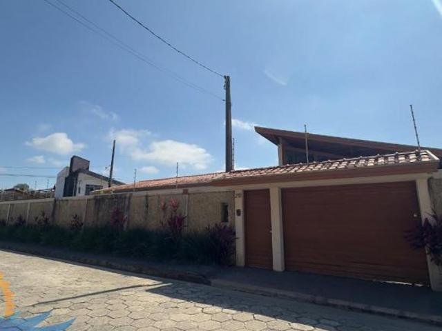 Casa de alto padrão à venda em Itanhaém com 4 dormitórios, piscina e 300 metros da praia