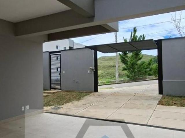 Imperdível! Casa à venda em Poços de Caldas MG, bairro Parque San Carlo: 3 quartos, 1 suíte, 1 sala