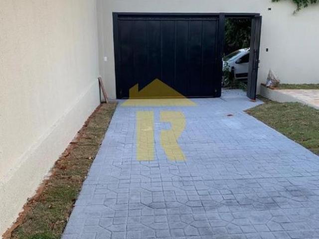 Imperdível casa à venda em São José do Rio Preto SP, 2 quartos, 2 suítes, 4 vagas de garagem!