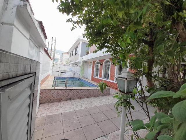Imperdível: Casa à venda na Vila Belmiro em Santos SP, com 4 quartos, 3 suítes, 3 salas e 340m² de á