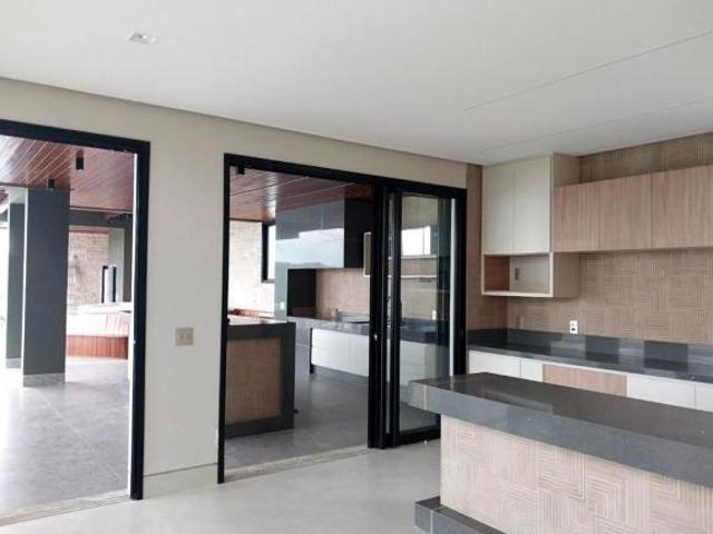 Imperdível: Casa à venda no Centro de Capitólio MG com 8 quartos, 8 suítes e 650,00m² de área!