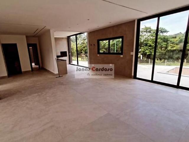 Imperdível casa à venda no Jardim das Cerejeiras em Arujá. Com 4 quartos, 4 suítes, 3 salas, 5 banhe