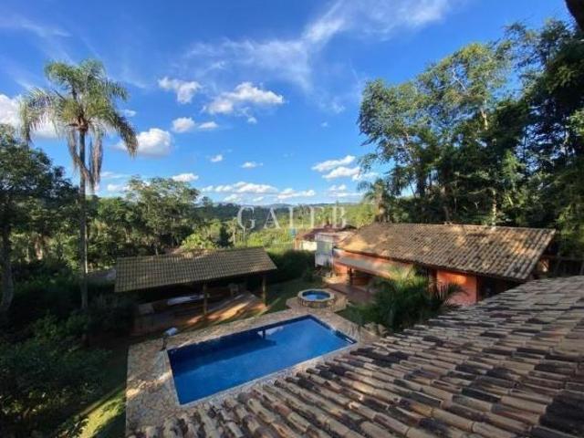 Imperdível! Casa dos sonhos em condomínio fechado! 3000m2 de terreno, 04 dormitórios, área gourmet c
