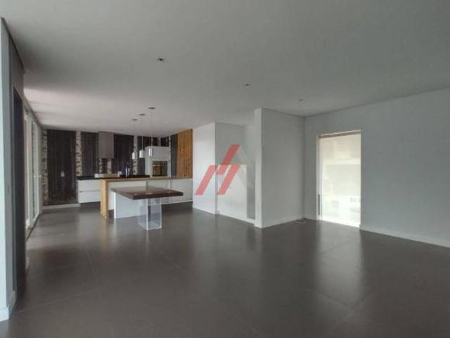 Imperdível Casa de Luxo em Condomínio 3 Quartos, 3 Suítes, 3 Salas, 5 Banheiros, 4 Vagas de Garage