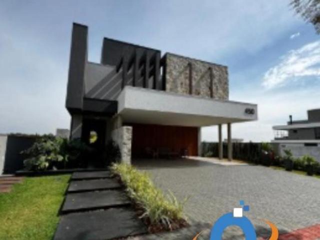 Imperdível Casa de Luxo na Zona 01 de Maringá PR: 4 Quartos, 4 Suítes, 3 Salas e 5 Vagas de Garagem
