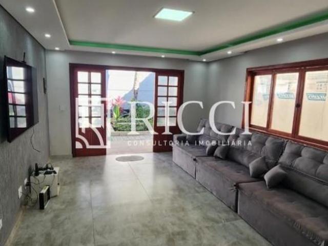 Imperdível casa de praia com 5 suítes, 03 vagas de garagem, piscina e área gourmet em 300m² Confir