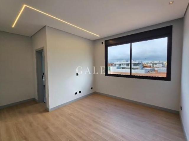 Imperdível! Casa em condomínio à venda em Atibaia SP, Condomínio Vista da Serra, com 3 suítes. Confi