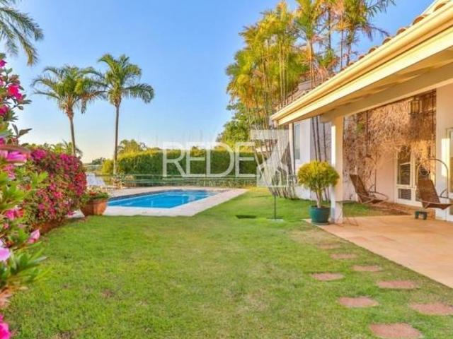 Imperdível: Casa em Condomínio à Venda em *cidade* *bairro* 4 quartos, 4 suítes, 8 banheiros, 3