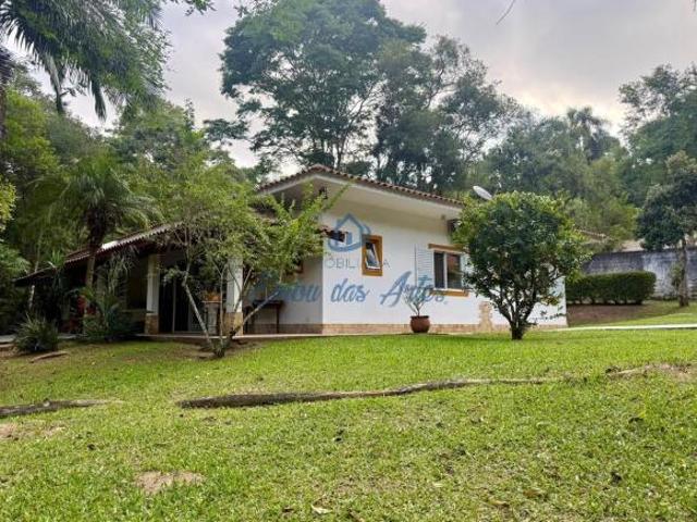 Imperdível casa em condomínio à venda em Embu Colonial, SP!