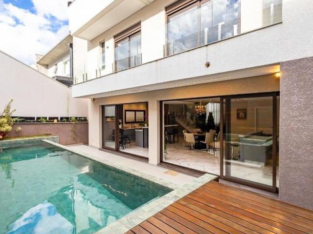 Imperdível Casa em Condomínio à Venda Royal Santa Felicidade: 5 quartos sendo 3 suítes, 331,45m²!