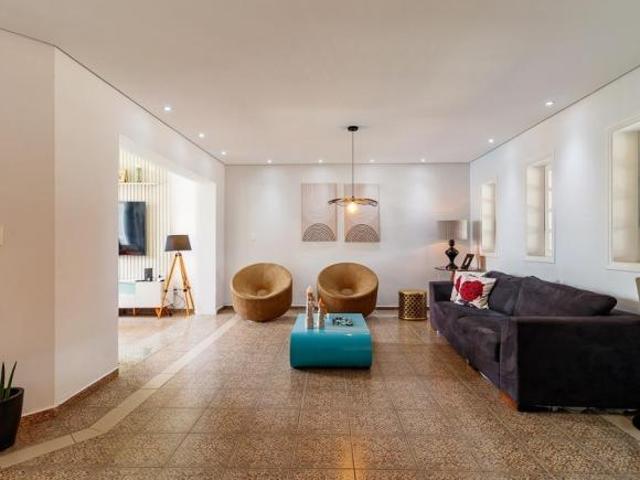 Espetacular casa em condomínio para venda com 4 quartos, sendo 2 suítes, 371m²