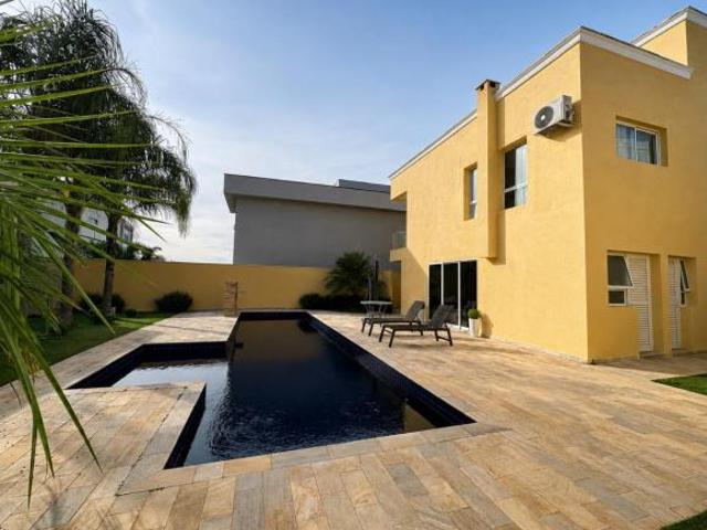 Aconchegante casa em condomínio para venda com 3 quartos, sendo 3 suítes, 300m²